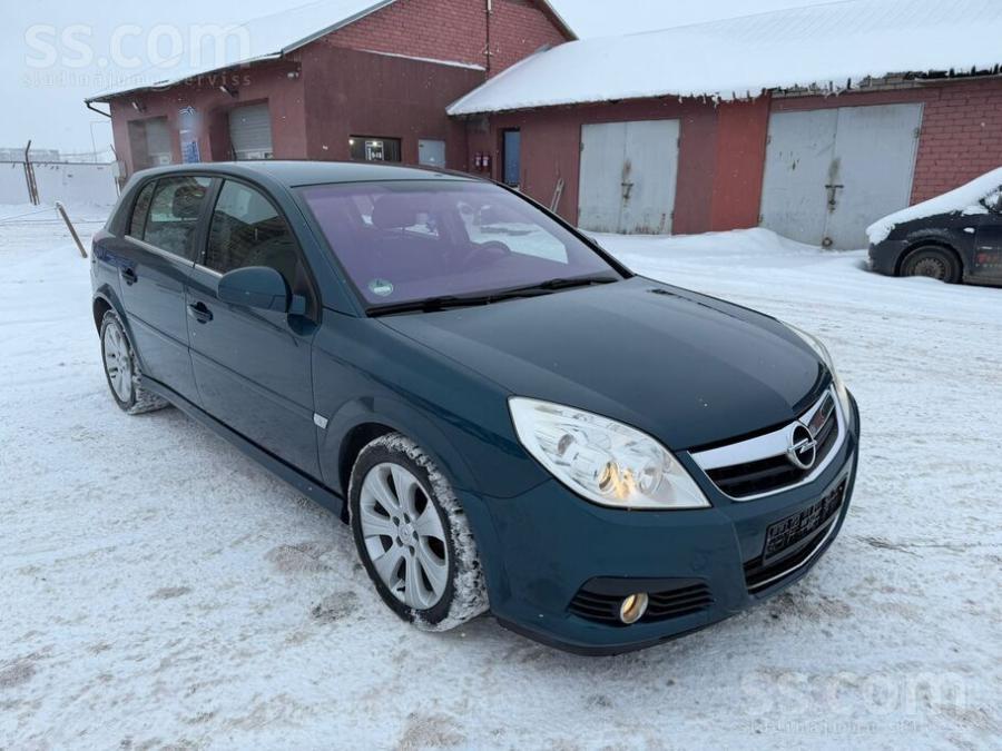 Green Opel Signum 2008 in Bauska, with an engine capacity of 1.90 L and mileage of 151 thousand km for 2450 €, photo 3 on AUTOMOTO.COM.LV