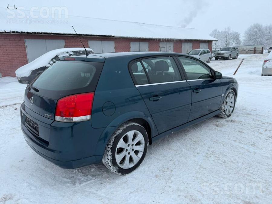 Green Opel Signum 2008 in Bauska, with an engine capacity of 1.90 L and mileage of 151 thousand km for 2450 €, photo 4 on AUTOMOTO.COM.LV