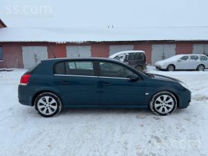 Green Opel Signum 2008 in Bauska, with an engine capacity of 1.90 L and mileage of 151 thousand km for 2450 €, photo 8 on AUTOMOTO.COM.LV