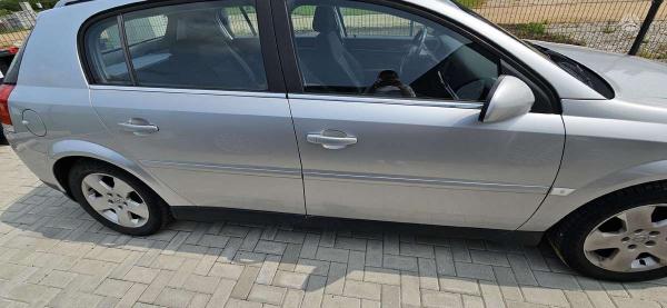 Grey Opel Signum 2003 in Klaipeda, with an engine capacity of 2.20 L and mileage of 263 thousand km for 900 €, photo 2 on AUTOMOTO.COM.LV