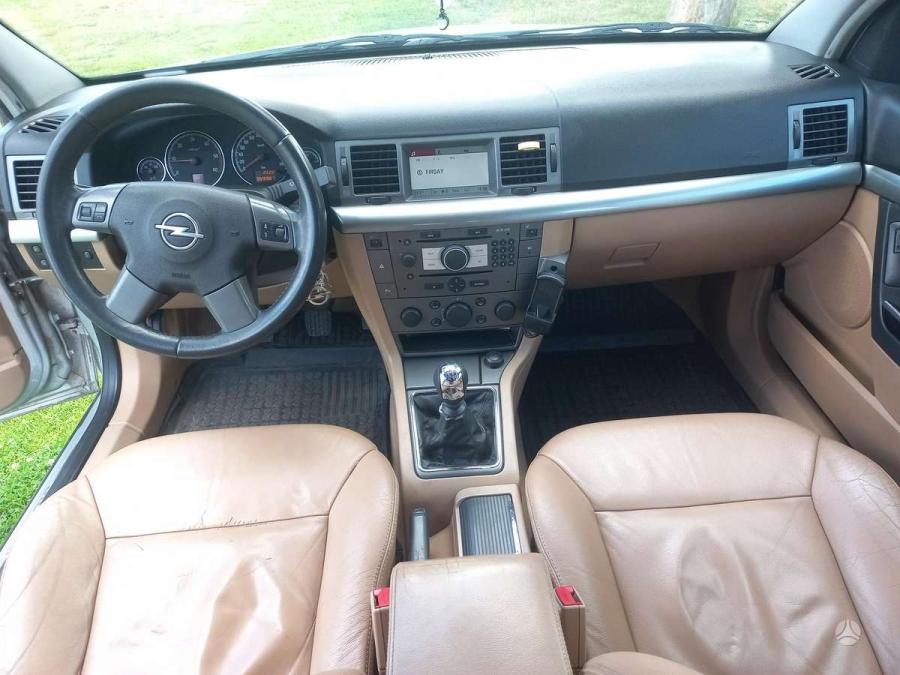 Grey Opel Signum 2005 in Druskininkai, with an engine capacity of 1.91 L and mileage of 370 thousand km for 1800 €, photo 3 on AUTOMOTO.COM.LV
