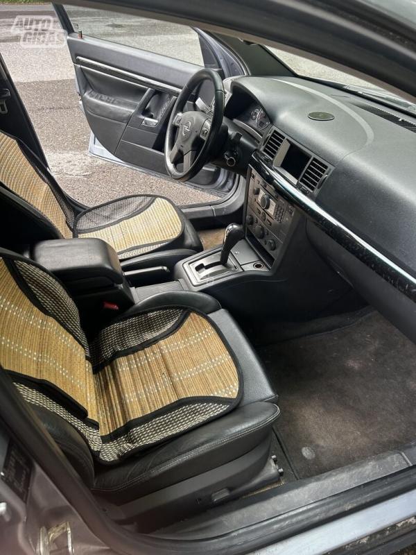 Grey Opel Signum 2005 in Alytus, with an engine capacity of 1.90 L and mileage of 374 thousand km for 670 €, photo 7 on AUTOMOTO.COM.LV