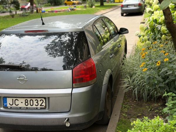 Grey Opel Signum 2005 in Riga, with an engine capacity of 1.90 L and mileage of 262 thousand km for 1350 €, photo 4 on AUTOMOTO.COM.LV