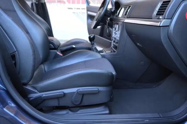 Pelēks Opel Signum 2006 Jēkabpils, ar dzinēja tilpumu 1.90 L un nobraukumu 255 tūkst. km par 3400 €, foto 9 vietnē AUTOMOTO.COM.LV