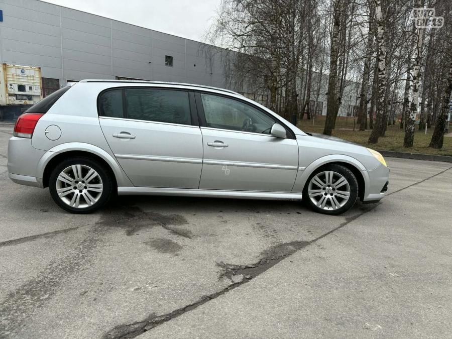 Grey Opel Signum 2007 in Siauliai, with an engine capacity of 1.90 L and mileage of 275 thousand km for 1080 €, photo 4 on AUTOMOTO.COM.LV