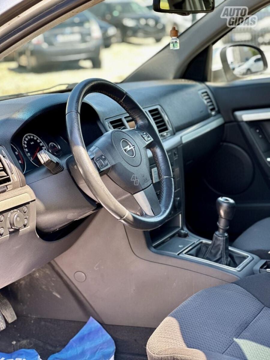 Grey Opel Signum 2007 in Kretinga, with an engine capacity of 1.90 L and mileage of 333 thousand km for 2250 €, photo 11 on AUTOMOTO.COM.LV