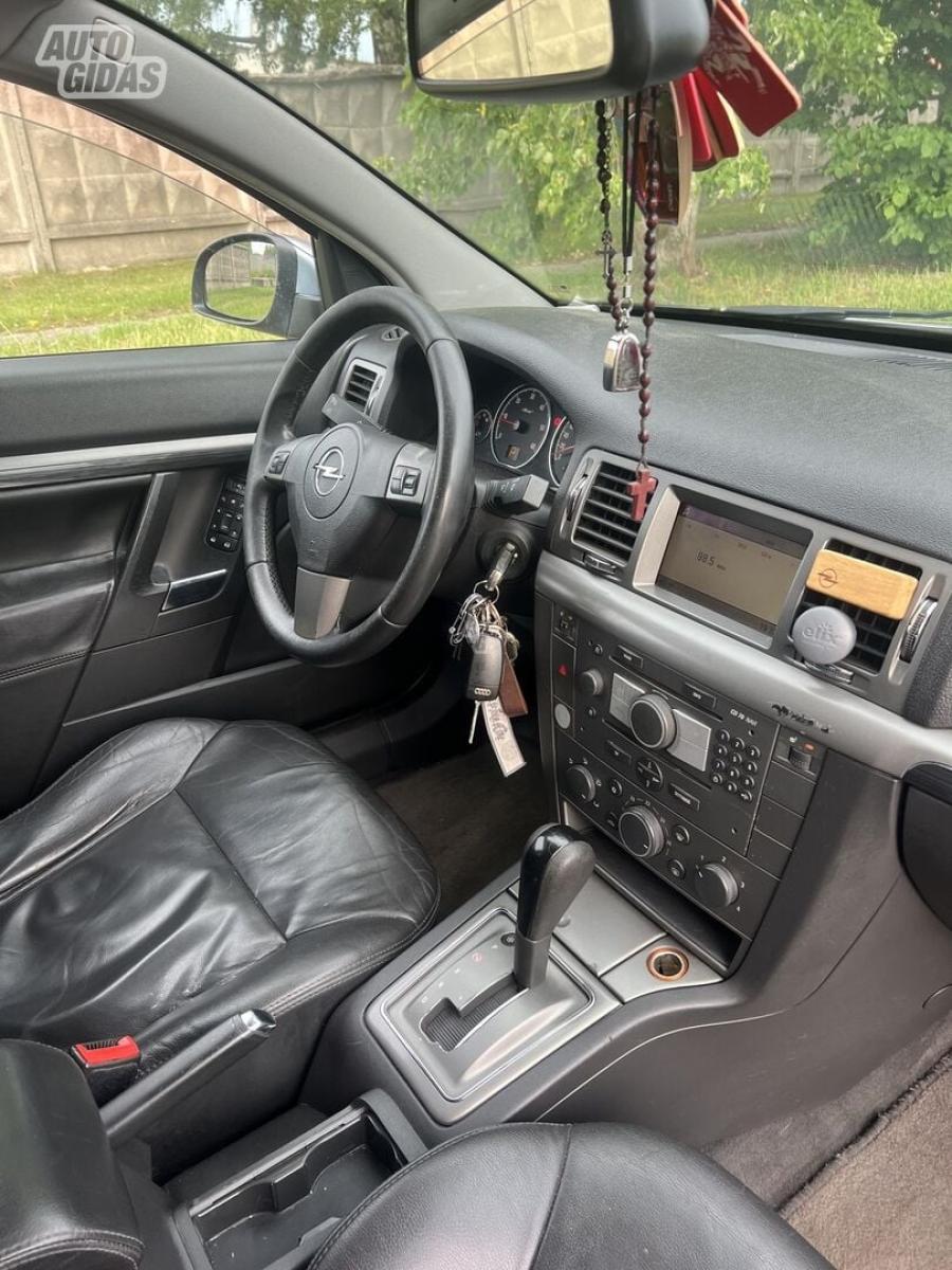 Grey Opel Signum 2007 in Siauliai, with an engine capacity of 1.90 L and mileage of 385 thousand km for 1200 €, photo 7 on AUTOMOTO.COM.LV