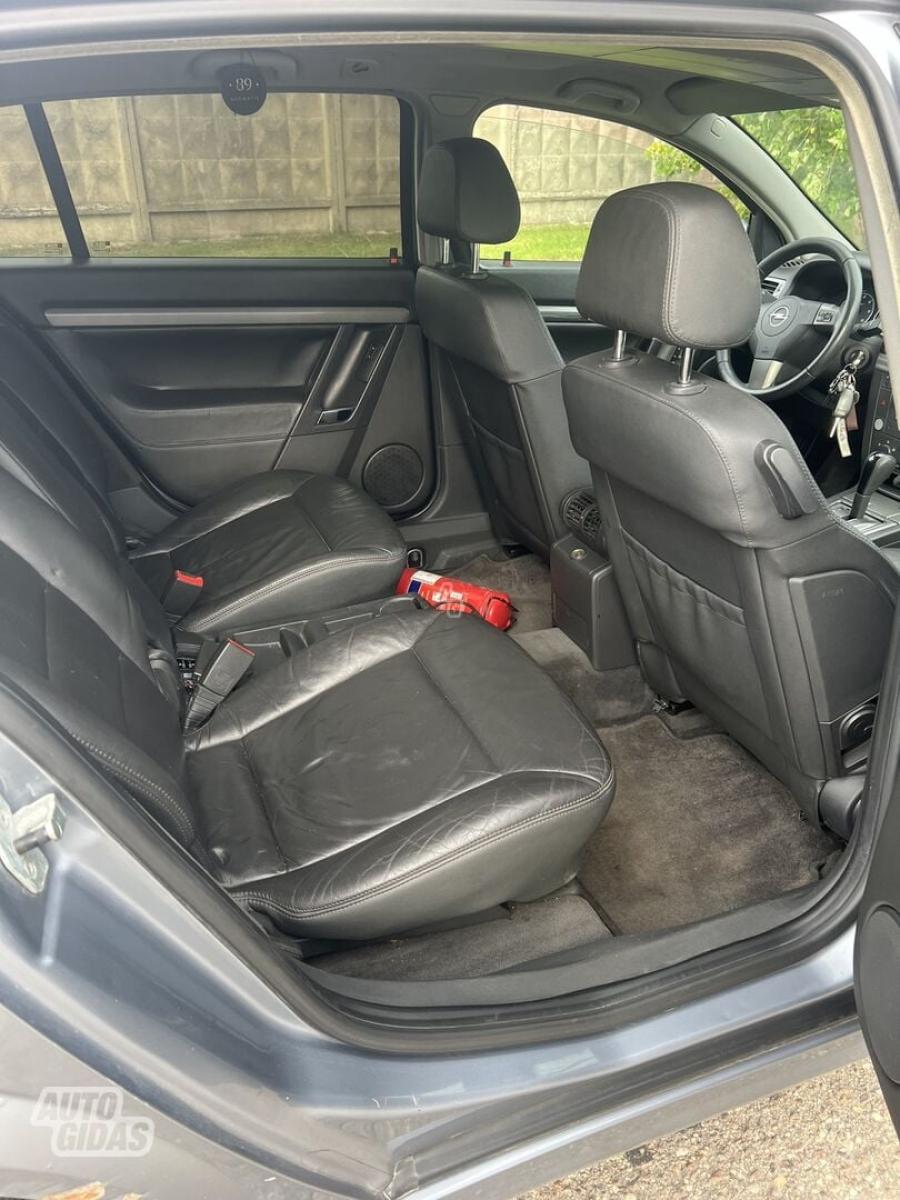Grey Opel Signum 2007 in Siauliai, with an engine capacity of 1.90 L and mileage of 385 thousand km for 1200 €, photo 9 on AUTOMOTO.COM.LV