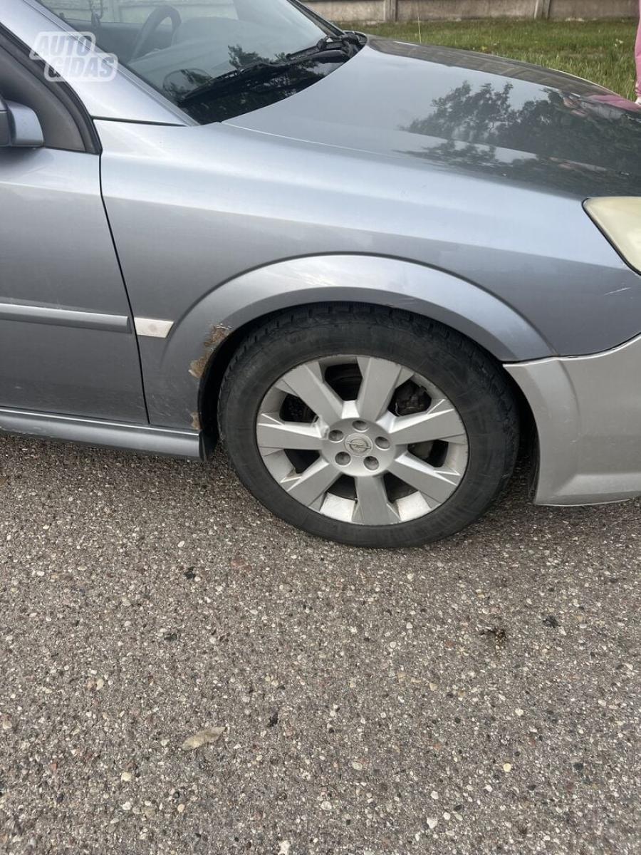 Grey Opel Signum 2007 in Siauliai, with an engine capacity of 1.90 L and mileage of 385 thousand km for 1200 €, photo 12 on AUTOMOTO.COM.LV