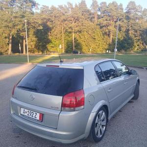 Grey Opel Signum 2008 in Alytus, with an engine capacity of 1.91 L and mileage of 327 thousand km for 1950 €, photo 5 on AUTOMOTO.COM.LV
