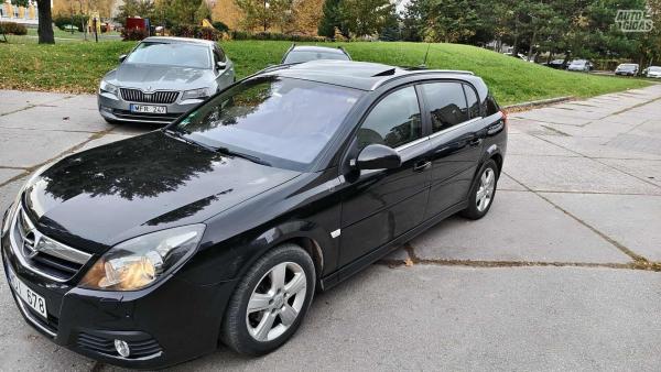 Opel Signum 2007 in Kaunas, with an engine capacity of 2.20 L and mileage of 204 thousand km for 1398 €, photo 1 on AUTOMOTO.COM.LV