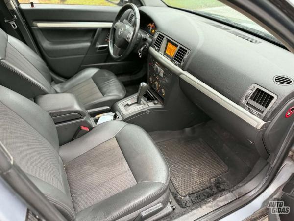 Opel Signum 2008 in Klaipeda, with an engine capacity of 1.90 L and mileage of 389 thousand km for 650 €, photo 9 on AUTOMOTO.COM.LV