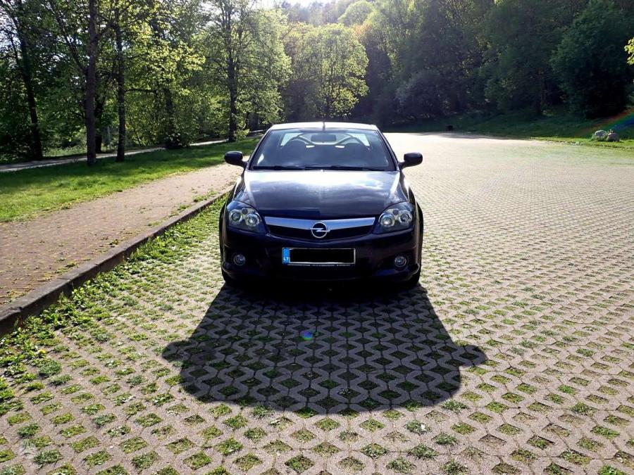Melns Opel Tigra 2005 Viļņa, ar dzinēja tilpumu 1.36 L un nobraukumu 144 tūkst. km par 1100 €, foto 4 vietnē AUTOMOTO.COM.LV
