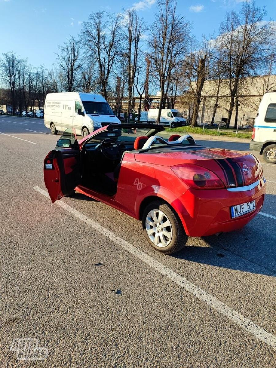 Sarkans Opel Tigra 2004 Viļņa, ar dzinēja tilpumu 1.40 L un nobraukumu 158 tūkst. km par 1500 €, foto 3 vietnē AUTOMOTO.COM.LV