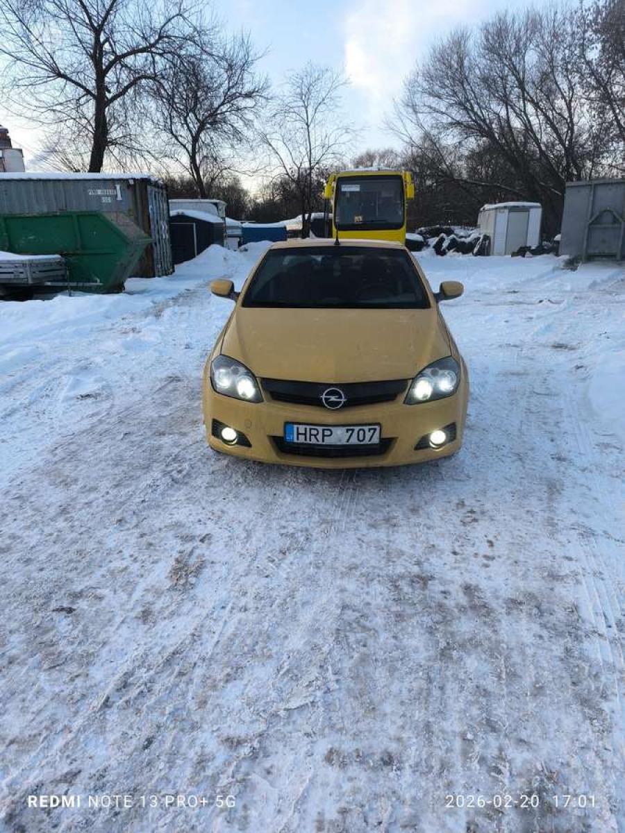 Yellow Opel Tigra 2000 in Kaunas, with an engine capacity of 1.30 L and mileage of 148 thousand km for 1000 €, photo 1 on AUTOMOTO.COM.LV