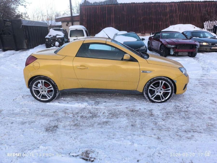Yellow Opel Tigra 2000 in Kaunas, with an engine capacity of 1.30 L and mileage of 148 thousand km for 1000 €, photo 4 on AUTOMOTO.COM.LV