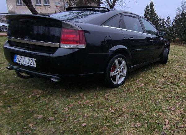 Black Opel Vectra 2003 in Vievis, with an engine capacity of 2.20 L and mileage of 444 thousand km for 1100 €, photo 1 on AUTOMOTO.COM.LV
