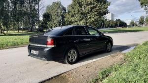 Black Opel Vectra 2003 in Riga, with an engine capacity of 2.20 L and mileage of 328 thousand km for 1250 €, photo 5 on AUTOMOTO.COM.LV