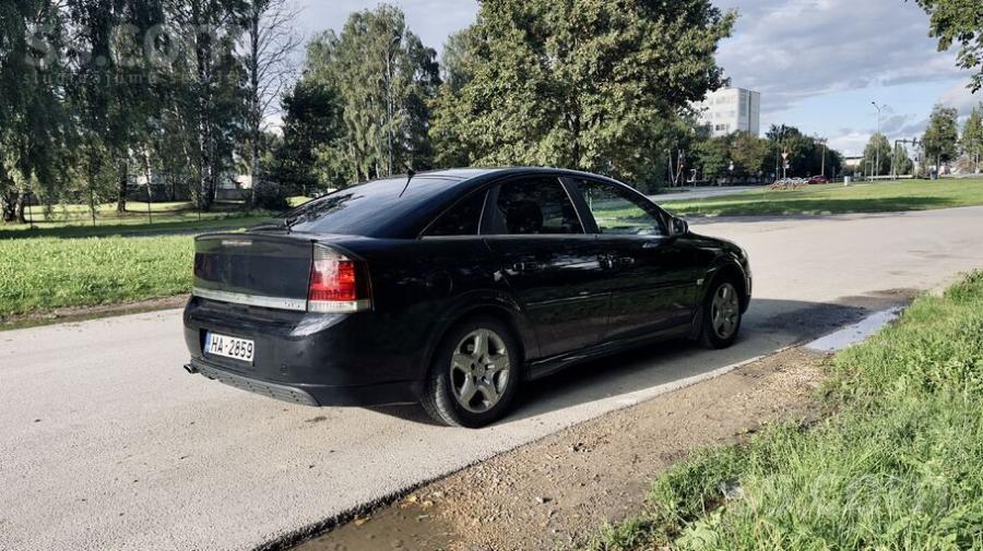Black Opel Vectra 2003 in Riga, with an engine capacity of 2.20 L and mileage of 328 thousand km for 1250 €, photo 5 on AUTOMOTO.COM.LV