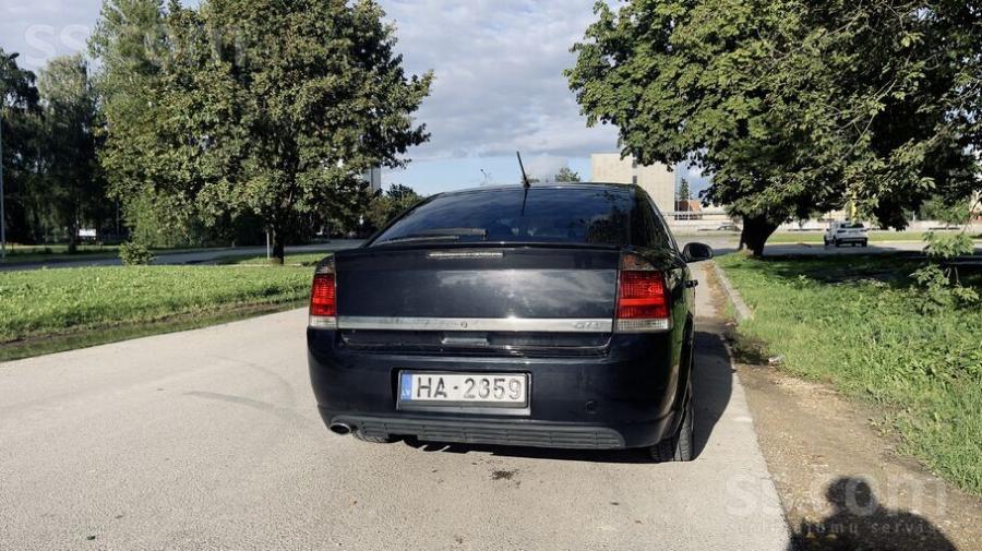 Black Opel Vectra 2003 in Riga, with an engine capacity of 2.20 L and mileage of 328 thousand km for 1250 €, photo 6 on AUTOMOTO.COM.LV