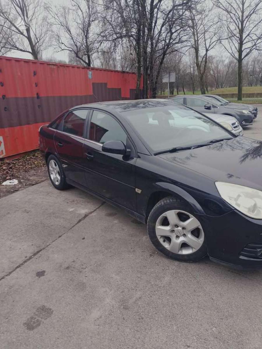 Black Opel Vectra 2005 in Klaipeda, with an engine capacity of 1.91 L and mileage of 287 thousand km for 1000 €, photo 3 on AUTOMOTO.COM.LV