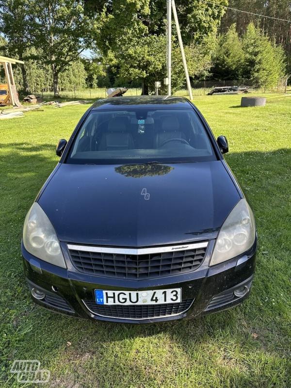 Black Opel Vectra 2005 in Kaunas, with an engine capacity of 1.90 L and mileage of 377 thousand km for 700 €, photo 1 on AUTOMOTO.COM.LV