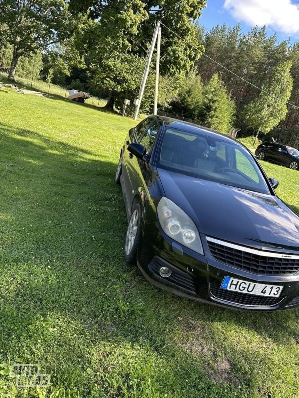 Black Opel Vectra 2005 in Kaunas, with an engine capacity of 1.90 L and mileage of 377 thousand km for 700 €, photo 3 on AUTOMOTO.COM.LV