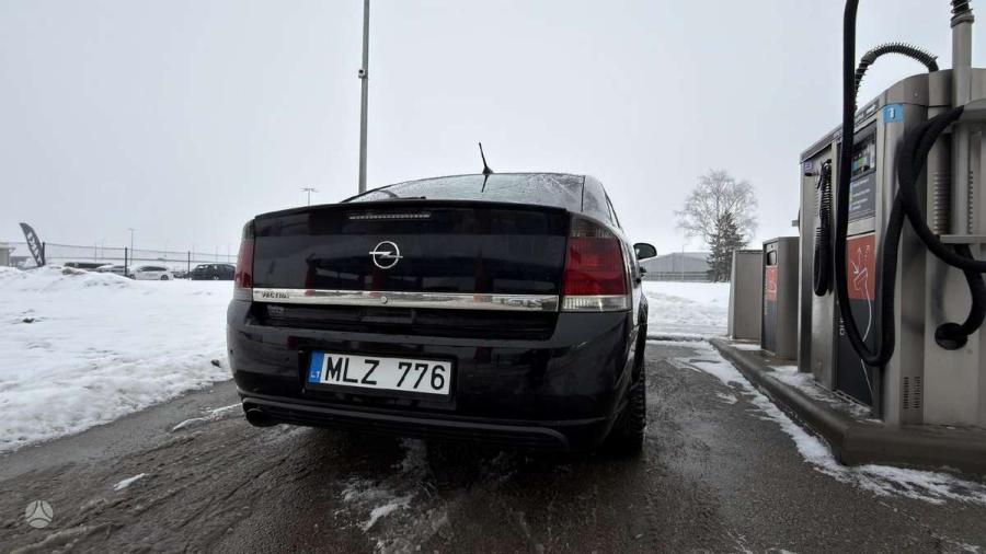 Black Opel Vectra 2007 in Marijampole, with an engine capacity of 1.91 L and mileage of 220 thousand km for 2500 €, photo 4 on AUTOMOTO.COM.LV