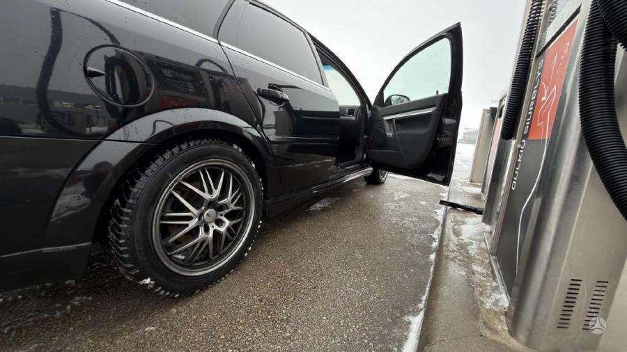 Black Opel Vectra 2007 in Marijampole, with an engine capacity of 1.91 L and mileage of 220 thousand km for 2500 €, photo 6 on AUTOMOTO.COM.LV