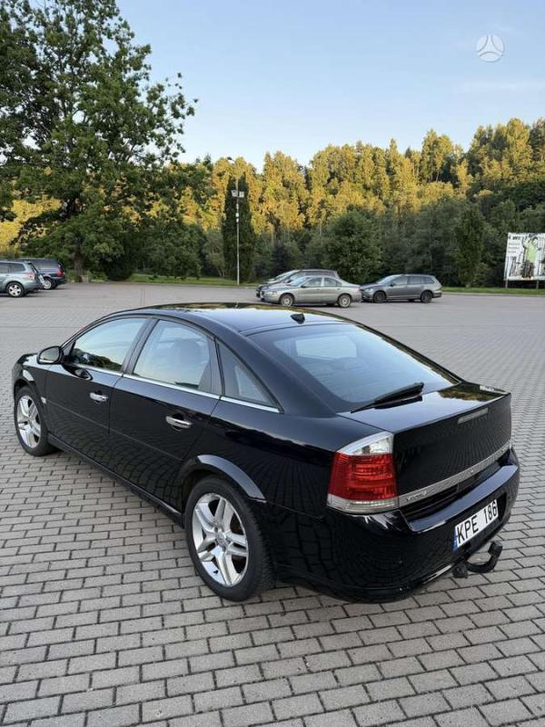 Black Opel Vectra 2007 in Vilnius, with an engine capacity of 1.91 L and mileage of 346 thousand km for 999 €, photo 2 on AUTOMOTO.COM.LV
