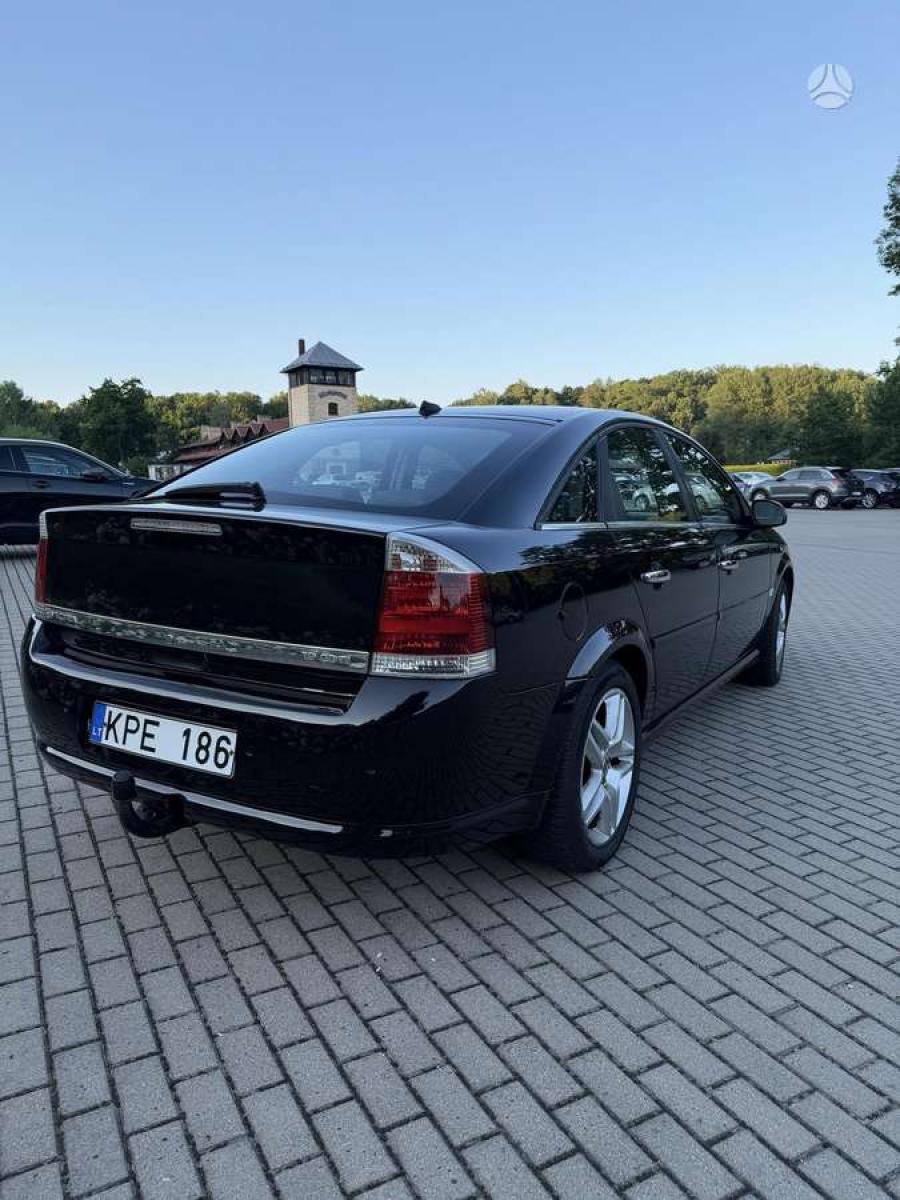 Black Opel Vectra 2007 in Vilnius, with an engine capacity of 1.91 L and mileage of 346 thousand km for 999 €, photo 4 on AUTOMOTO.COM.LV