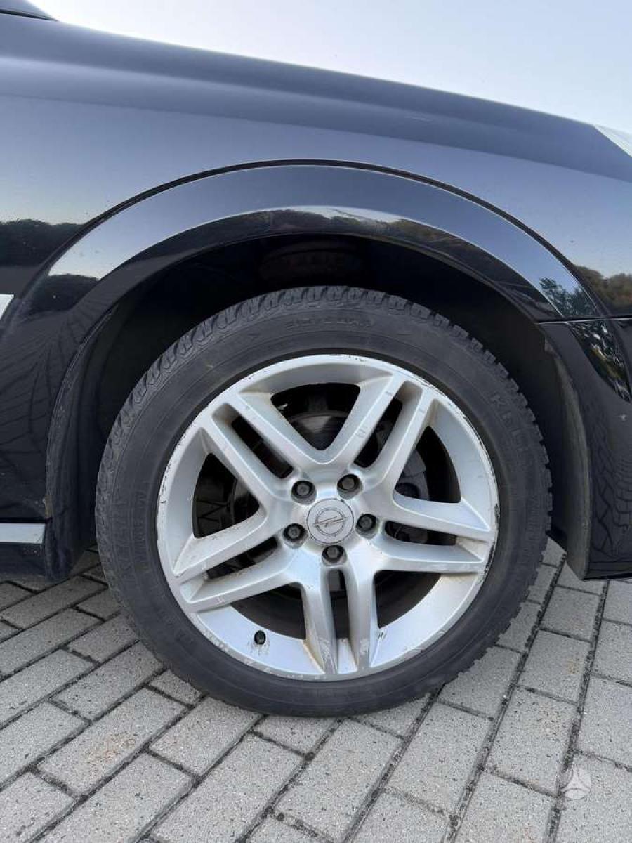 Black Opel Vectra 2007 in Vilnius, with an engine capacity of 1.91 L and mileage of 346 thousand km for 999 €, photo 6 on AUTOMOTO.COM.LV