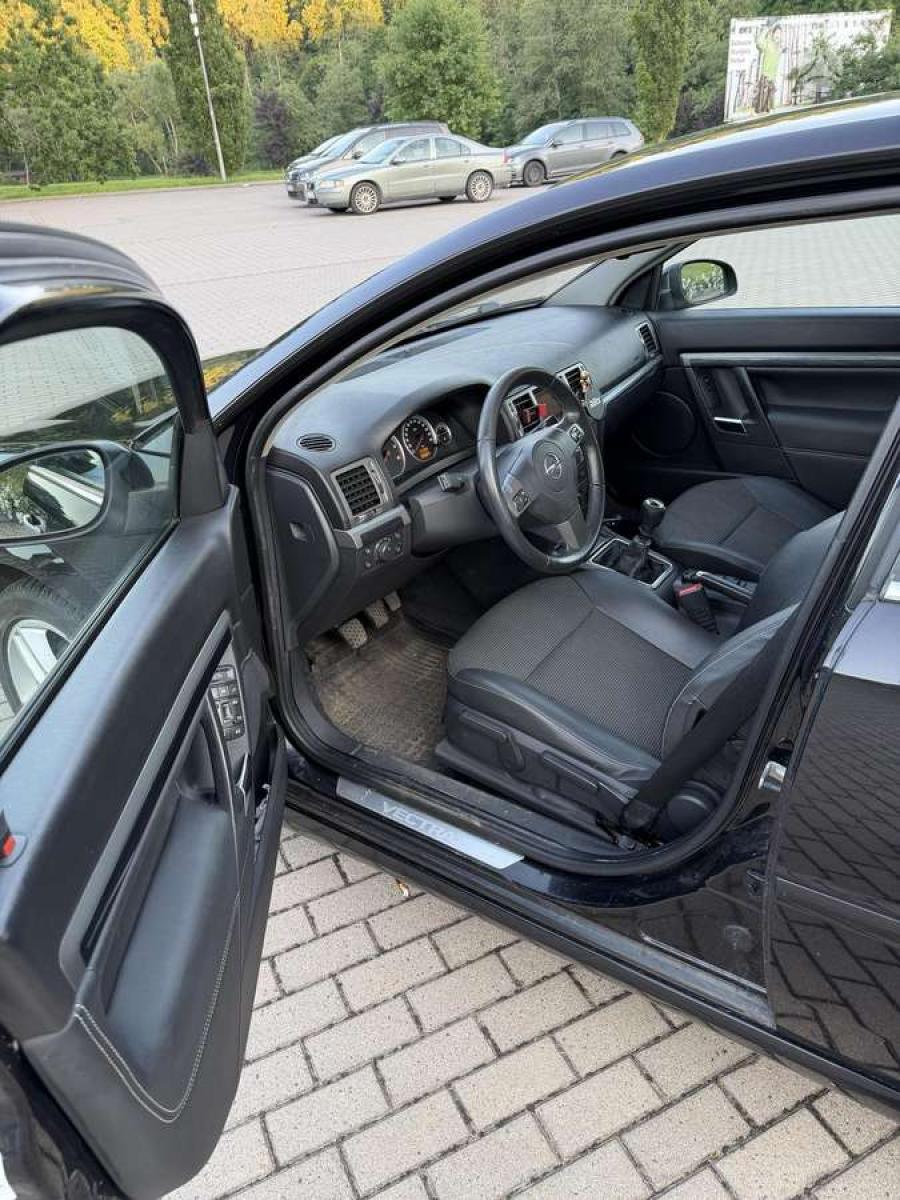 Black Opel Vectra 2007 in Vilnius, with an engine capacity of 1.91 L and mileage of 346 thousand km for 999 €, photo 8 on AUTOMOTO.COM.LV