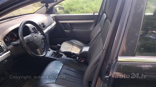 Black Opel Vectra 2008 in Poltsamaa, with an engine capacity of 1.90 L and mileage of 256 thousand km for 500 €, photo 7 on AUTOMOTO.COM.LV