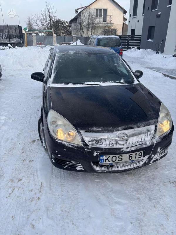 Black Opel Vectra 2009 in Vilnius, with an engine capacity of 1.91 L and mileage of 254 thousand km for 1400 €, photo 1 on AUTOMOTO.COM.LV