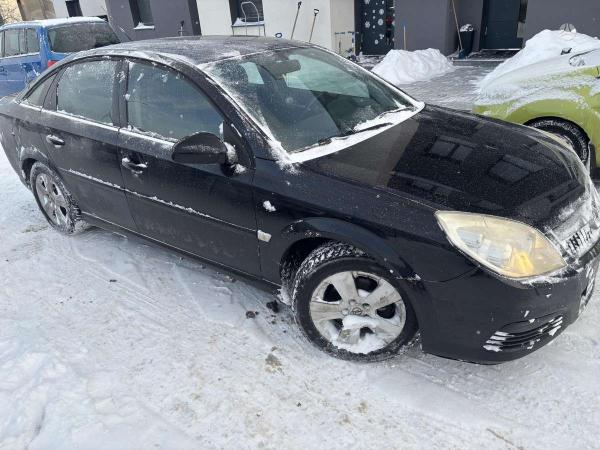 Black Opel Vectra 2009 in Vilnius, with an engine capacity of 1.91 L and mileage of 254 thousand km for 1400 €, photo 2 on AUTOMOTO.COM.LV