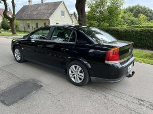 Black Opel Vectra 2002 in Mazeikiai, with an engine capacity of 1.80 L and mileage of 260 thousand km for 1300 €, photo  on AUTOMOTO.COM.LV