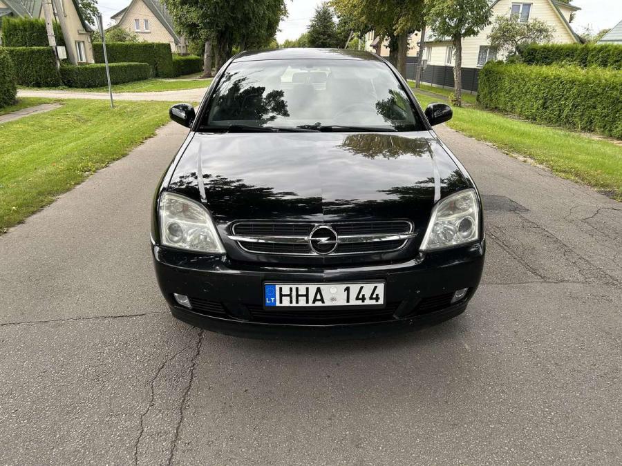 Black Opel Vectra 2002 in Mazeikiai, with an engine capacity of 1.80 L and mileage of 260 thousand km for 1300 €, photo 4 on AUTOMOTO.COM.LV