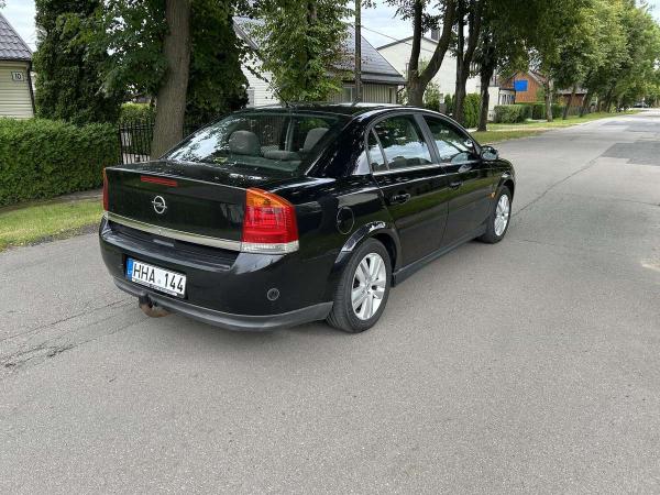 Black Opel Vectra 2002 in Mazeikiai, with an engine capacity of 1.80 L and mileage of 260 thousand km for 1300 €, photo 6 on AUTOMOTO.COM.LV