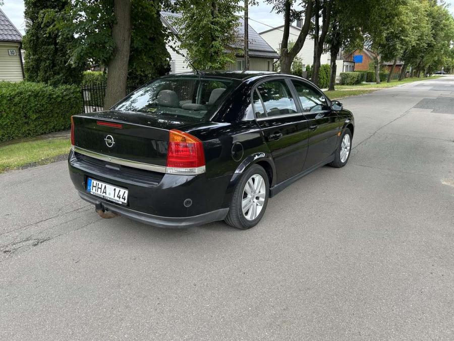 Black Opel Vectra 2002 in Mazeikiai, with an engine capacity of 1.80 L and mileage of 260 thousand km for 1300 €, photo 6 on AUTOMOTO.COM.LV