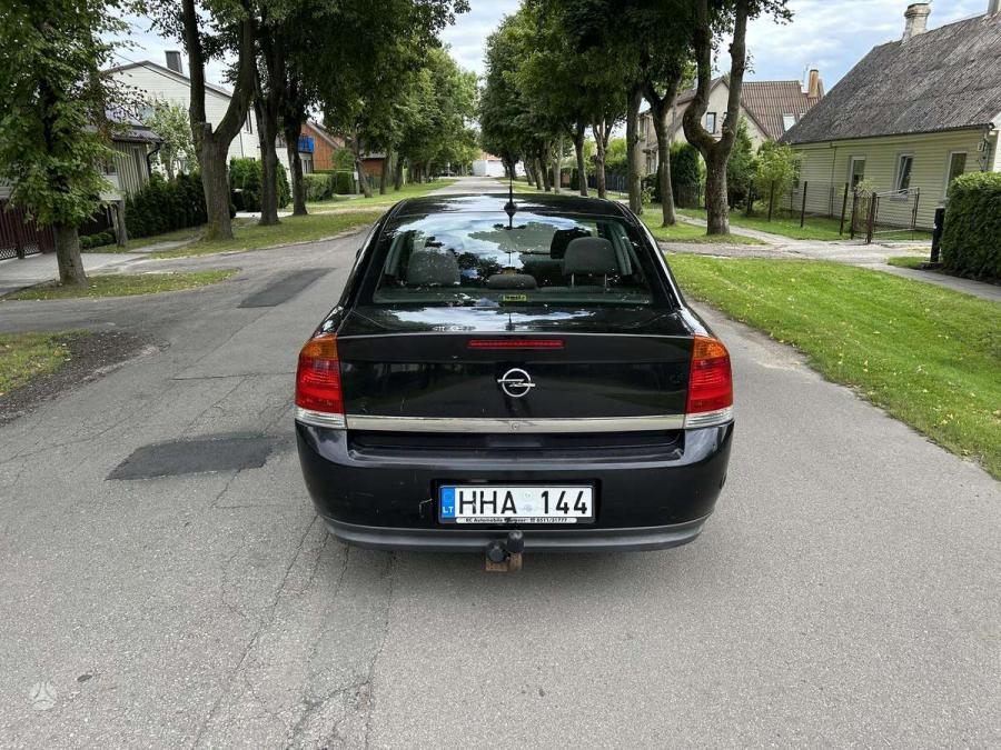 Black Opel Vectra 2002 in Mazeikiai, with an engine capacity of 1.80 L and mileage of 260 thousand km for 1300 €, photo 7 on AUTOMOTO.COM.LV