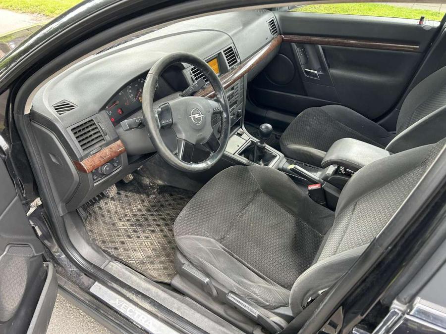 Black Opel Vectra 2002 in Mazeikiai, with an engine capacity of 1.80 L and mileage of 260 thousand km for 1300 €, photo 8 on AUTOMOTO.COM.LV
