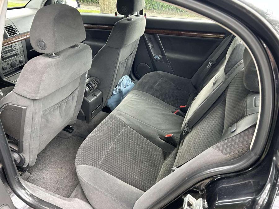 Black Opel Vectra 2002 in Mazeikiai, with an engine capacity of 1.80 L and mileage of 260 thousand km for 1300 €, photo 9 on AUTOMOTO.COM.LV