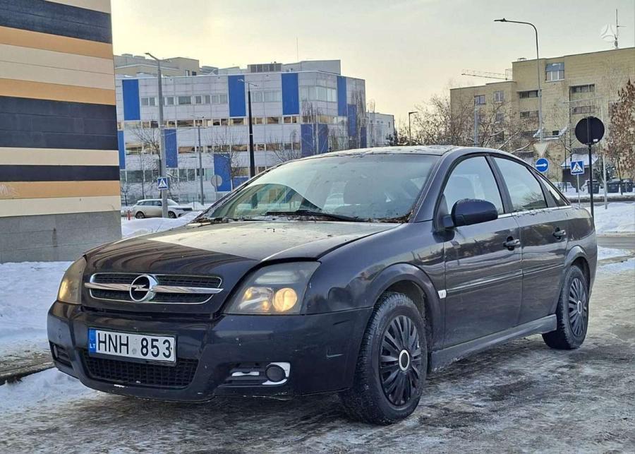 Black Opel Vectra 2003 in Vilnius, with an engine capacity of 2.17 L and mileage of 210 thousand km for 350 €, photo 1 on AUTOMOTO.COM.LV