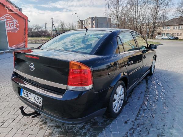 Black Opel Vectra 2003 in Mazeikiai, with an engine capacity of 2.00 L and mileage of 289 thousand km for 790 €, photo 5 on AUTOMOTO.COM.LV