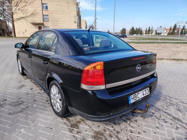 Black Opel Vectra 2003 in Mazeikiai, with an engine capacity of 2.00 L and mileage of 289 thousand km for 790 €, photo 7 on AUTOMOTO.COM.LV
