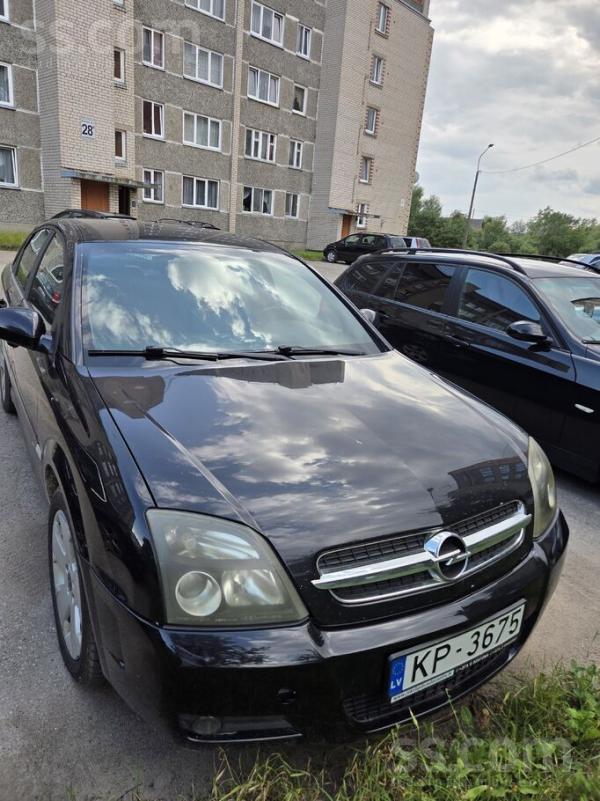 Black Opel Vectra 2003 in Jekabpils, with an engine capacity of 2.20 L and mileage of 372 thousand km for 450 €, photo 1 on AUTOMOTO.COM.LV