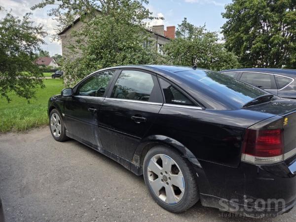 Black Opel Vectra 2003 in Jekabpils, with an engine capacity of 2.20 L and mileage of 372 thousand km for 450 €, photo 4 on AUTOMOTO.COM.LV