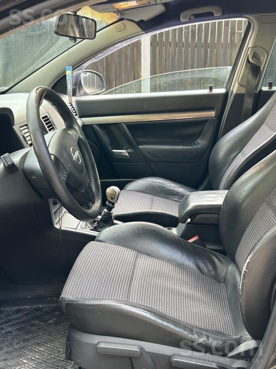 Black Opel Vectra 2003 in Riga, with an engine capacity of 2.20 L and mileage of 300 thousand km for 1200 €, photo 7 on AUTOMOTO.COM.LV