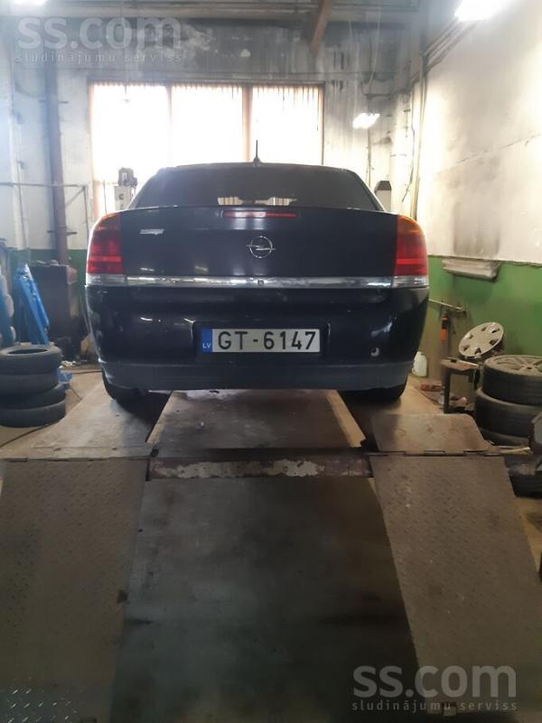 Black Opel Vectra 2003 in Cesis, with an engine capacity of 2.00 L and mileage of 292 thousand km for 365 €, photo 3 on AUTOMOTO.COM.LV